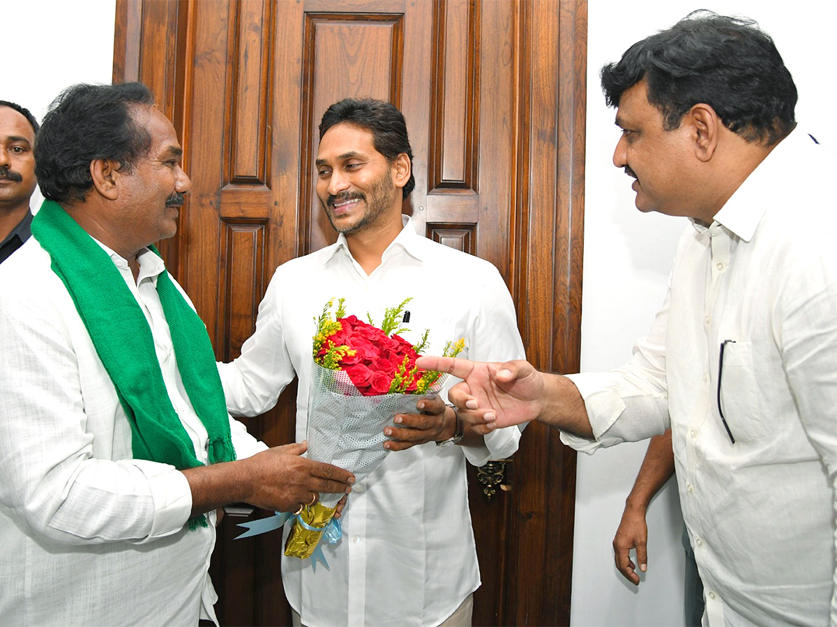 జననేత వైఎస్‌ జగన్‌కు అభిమాన వెల్లువ.. (ఫొటోలు) | YS Jagan Meet YCP Activists And Leaders In ...